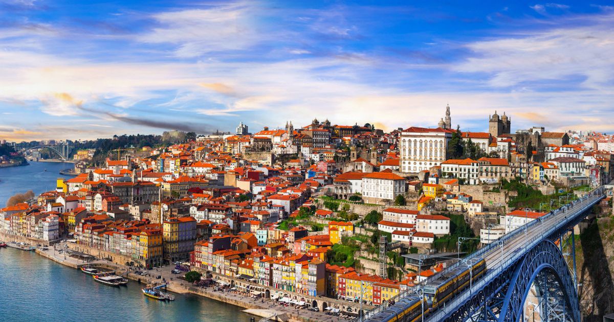 Porto keeps its "A-" Fitch rating